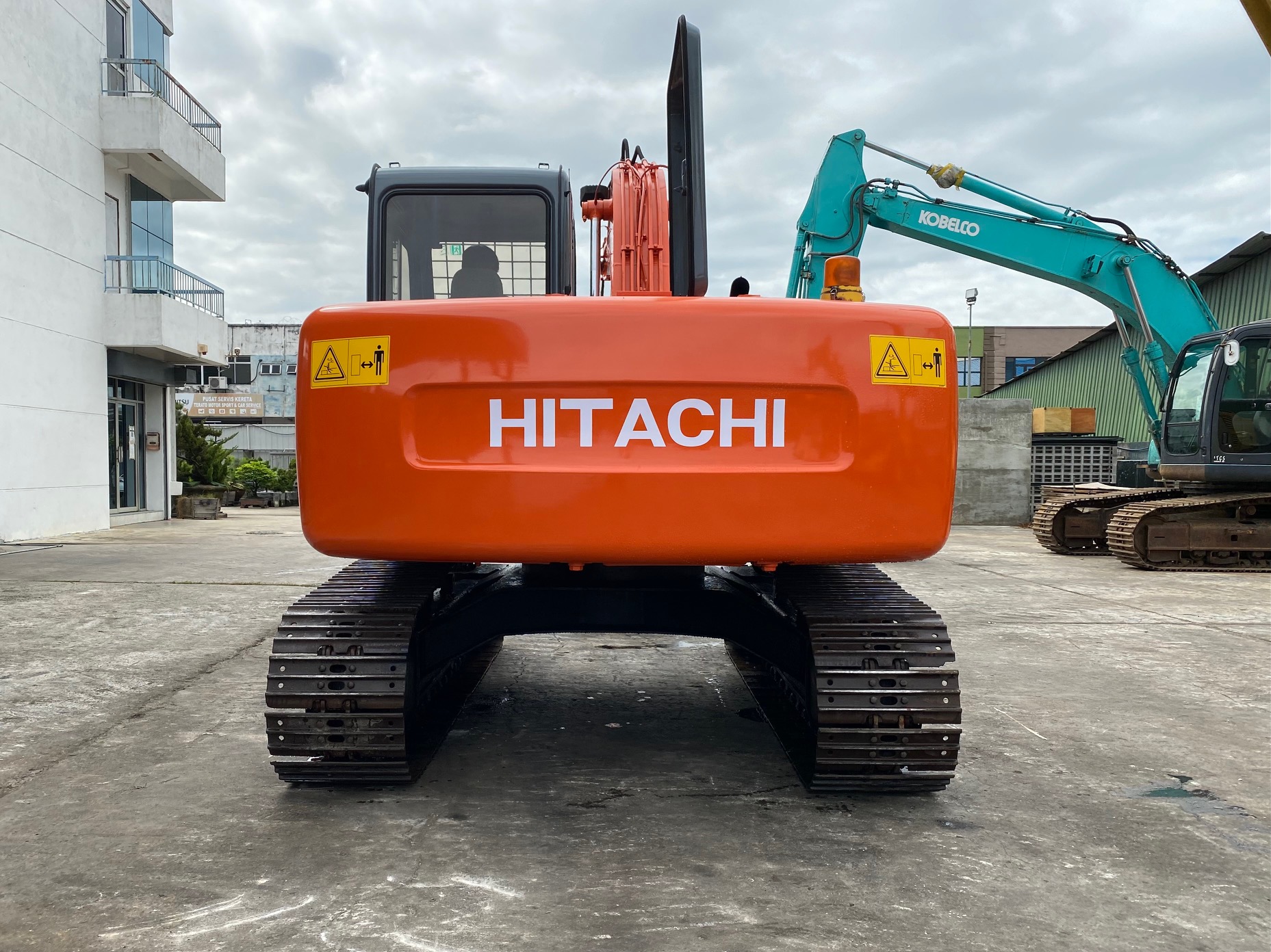 Earthmoving Machinery & Excavating Equipment Supplier